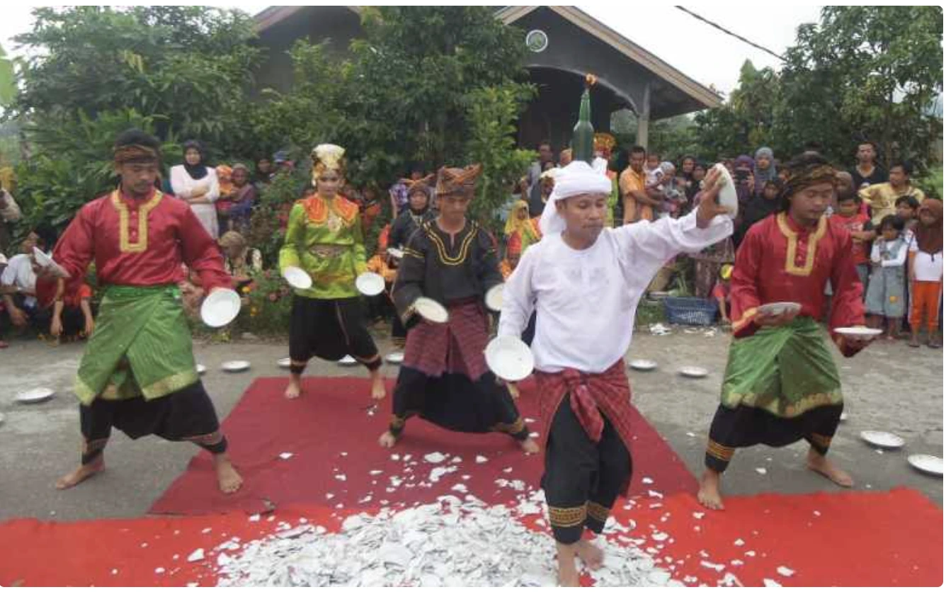 12 Tarian Tradisional Daerah Beserta Makna dan Gambarnya!